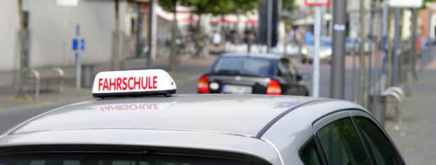 In der Fahrschule das Fahren lernen | Bussgeldkataloge.de